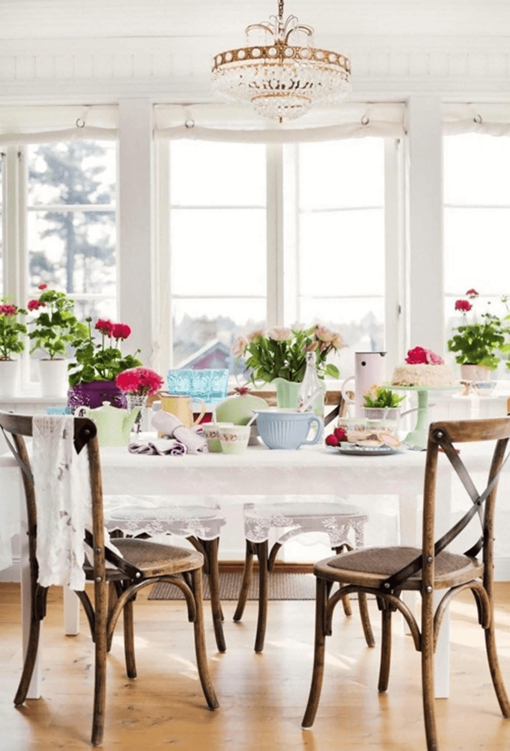 How to Decorate a Dining Room Table for Spring - EasyHomeTips.org